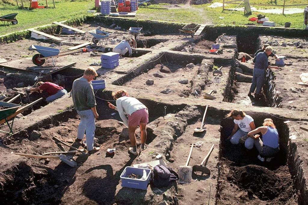 Arkeologer undersöker stadsvallen på Birka